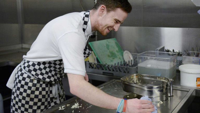 Kitchen Porter é só lavar pratos? Quais são as principais funções...